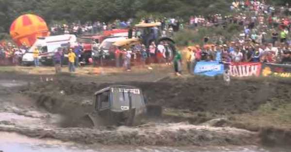 Русский Летающий трактор Гонки Offroad Гонка Russian Flying Tractor ...